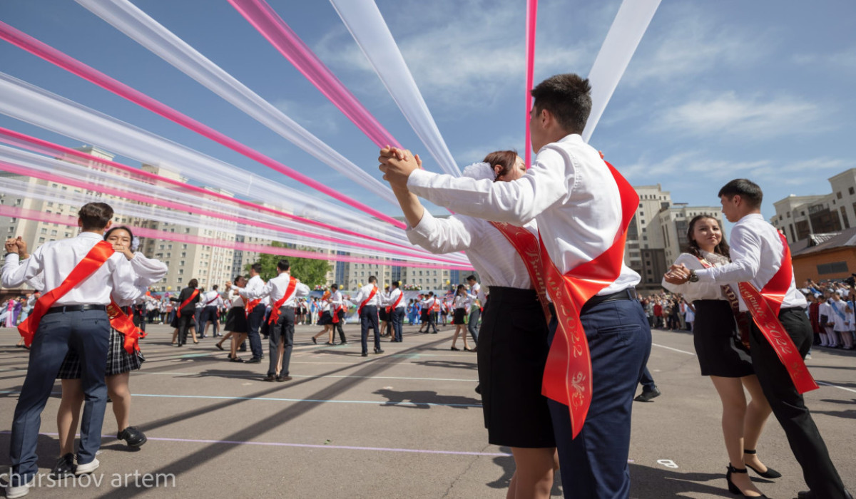 Тікұшақ, қымбат көліктер: Жаңаөзендегі соңғы қоңырауға қатысты полиция ...